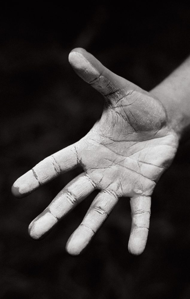 Une main de fer dans un gant de velours - Revue Magazine